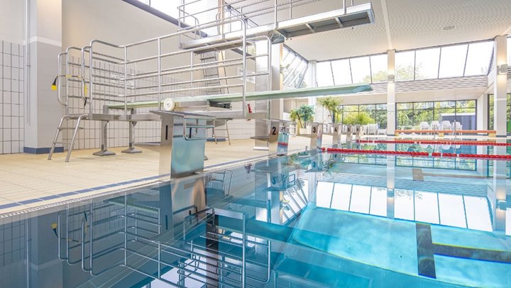 Piscina Westbad Ulm, Alemania: Brillo refrescante y máxima higiene en ...